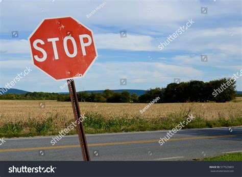 Стоковая фотография 577523803: Стоп знак, пейзаж | Shutterstock
