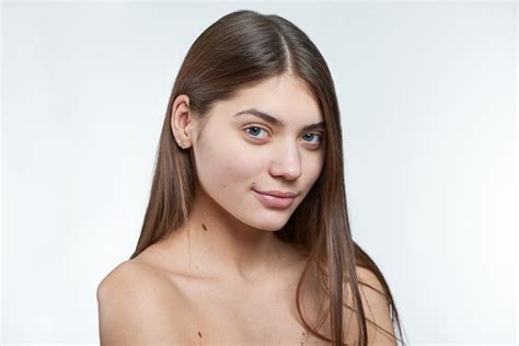 Fullface 그녀의 얼굴에 화장을 하지 않고 젊은 아름 다운 모델의 절반 프로필 초상화를 입력 합니다 갈색 머리에 대한 스톡