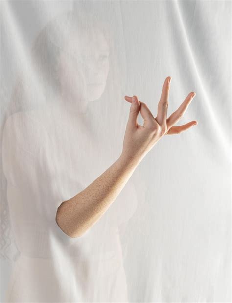 수화를 가르치는 젊은 여자 무료 사진