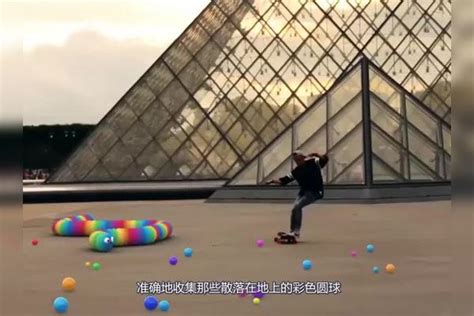 小伙挑战贪吃蛇现实版，结果差点被吃！这游戏太刺激了！