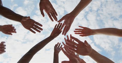 한 무리의 사람들이 손을 모으고 원을 그리며 서 있는 모습 사진 Unsplash의 클럽 운영 이미지