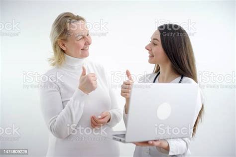 여자 환자에게 엄지손가락을 보여주는 어린 소녀 의사 여자 행복 또한 수업을 보여주는 그녀는 모두 건강하고 행복합니다 흰색 배경에