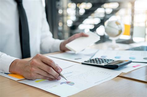 사업가 회계사 분석 및 계산 비용 금융 연례 재무 보고서 대차 대조표 문 재무 보고서에 메모를 하 고 경제에 대한 스톡 사진 및 기타 이미지 Istock