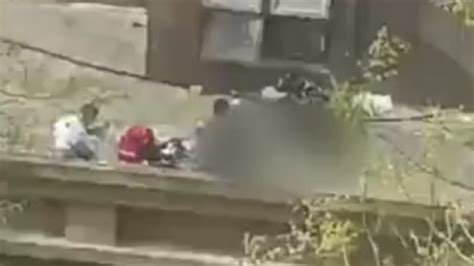 南京一4岁男孩不慎从14楼坠楼身亡，小区居民：奶奶晒被子孩子跑出来了腾讯新闻
