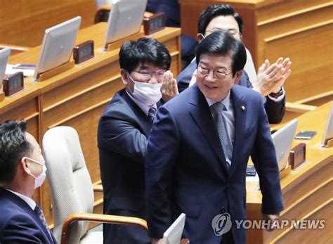 축하받는 박병석 국회의장 연합뉴스