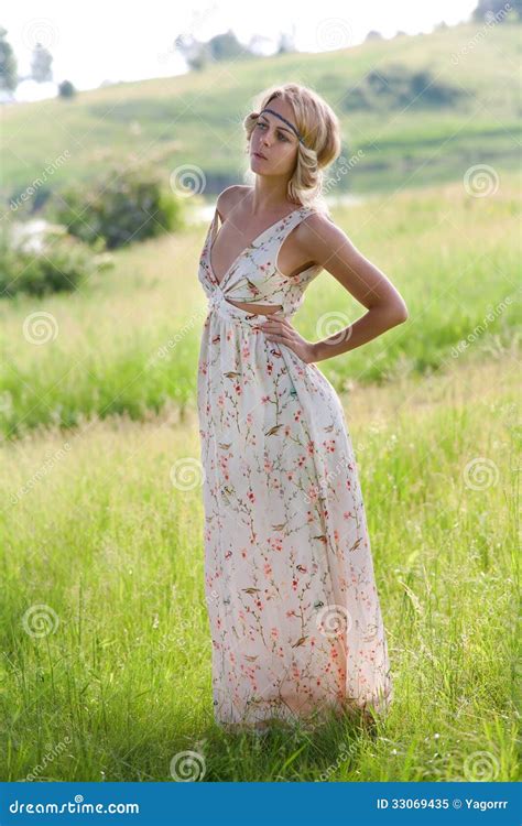 Fille Dans Une Longue Robe Sur La Nature Image Stock Image Du Sunlight Feuillage