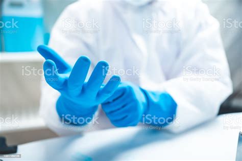 의학 실험실 바이러스 질환 전염병 독감 클리닉 이나 병원에서 건강 안전 위생을위한 보호 유니폼에서 일하기위한 장갑과 마스크를