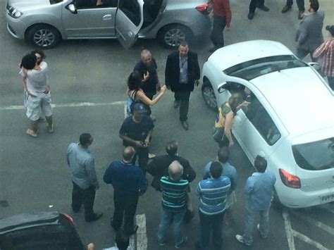 G1 Casal Gay Protagoniza Beijo Durante Chegada De Bolsonaro A Santos