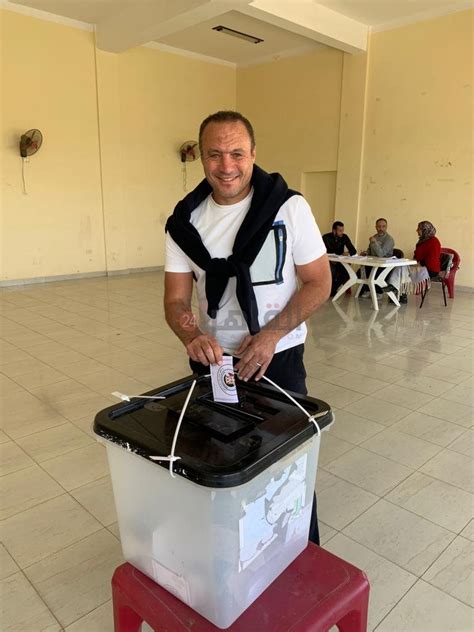 نادر السيد نجم الكرة المصرية السابق يدلي بصوته في الانتخابات الرئاسية 2024