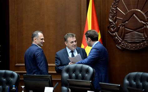 Од 6 тата седница на Владата Утврден колективниот договор со кој на државната администрација им