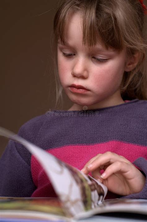 Het Lezen Van Een Boek 1 Stock Foto Image Of Primair Onderwijs 486040