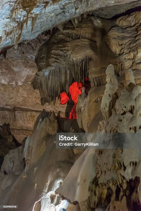 아래 지상 종유석과 Stalagmites 지 하 동굴새로운 아토스 동굴에서 아름 다운 보기 신성한 고 대 지 하의 형성 경관에