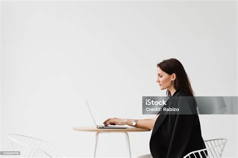 노트북을 가진 집중 영어 교사는 비디오 통신을 통해 온라인 수업을합니다 원격 교육 매력적인 소녀는 흰색 배경에 노트북에서