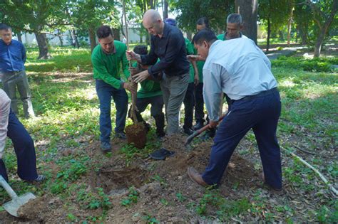 ឯកឧត្តម សាយ សំអាល់ និងឯកអគ្គរដ្ឋទូតបារាំង អញ្ជើញដាំដើមកូនឈើ ក្នុងបរិវេណស្ថានទូត
