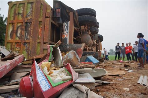 Truk Hantam Warung Satu Orang Luka Berat