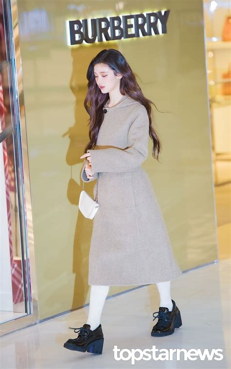뉴진스newjeans 다니엘 인형의 등장 버버리 포토월 Hd포토 네이트 연예