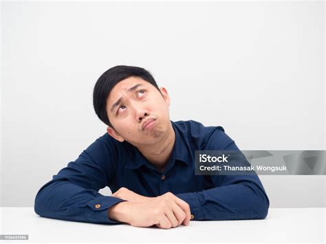 테이블에 앉아서 복사 공간 흰색 배경을 올려다 보는 것이 걱정되는 남자 30 34세에 대한 스톡 사진 및 기타 이미지 30