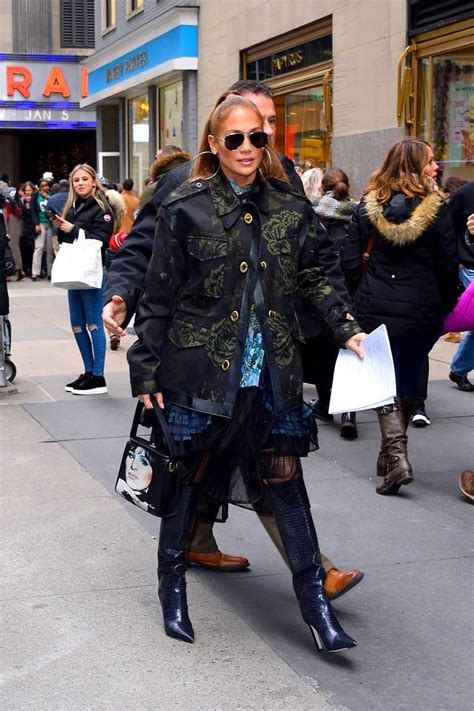 Jennifer Lopez Muestra Como Llevar El Cuero Pasado Los 50 En Looks