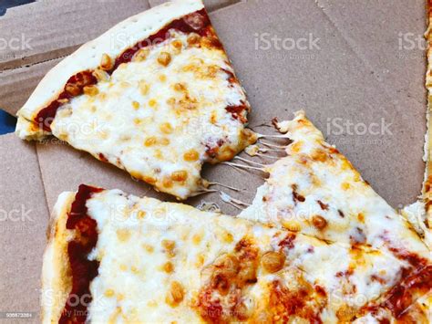 맛 있는 피자와 함께 배달 상자입니다 피자 주문입니다 골 판지 상자에 피자 고기에 대한 스톡 사진 및 기타 이미지 고기