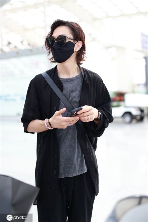 李承铉抵达首都机场 全程低头玩手机 搜狐大视野 搜狐新闻