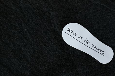 필기 텍스트가있는 종이 발자취 복사 공간이있는 어두운 배경에서 그가 걸었던 것처럼 걷다 걷기에 대한 스톡 사진 및 기타 이미지