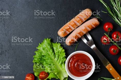 금속 포크에 튀긴 구운 소시지 케첩 체리 토마토 로즈마리 건강에 해로운 식단 어두운 배경 복사 공간 가공육에 대한 스톡 사진 및 기타 이미지 Istock