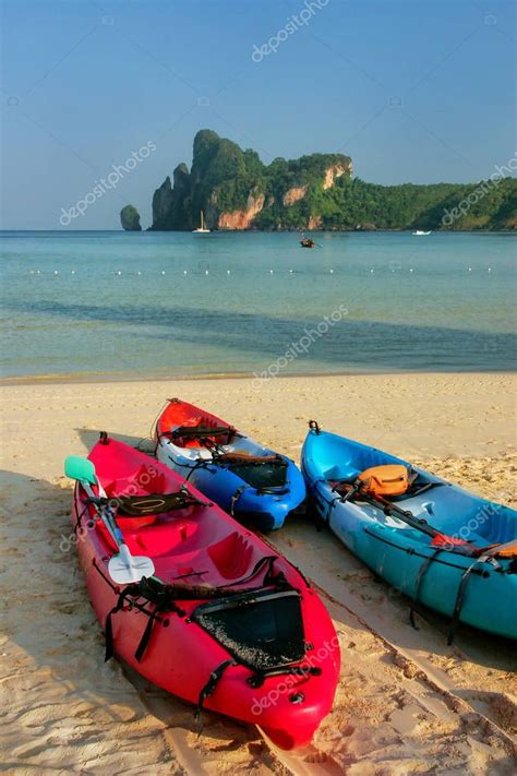 Coloridos Kayaks En La Playa De Ao Loh Dalum En La Isla Phi Phi Don