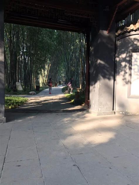 杜甫草堂是成都必游景点之一，是最具特色的杜甫行踪遗迹地