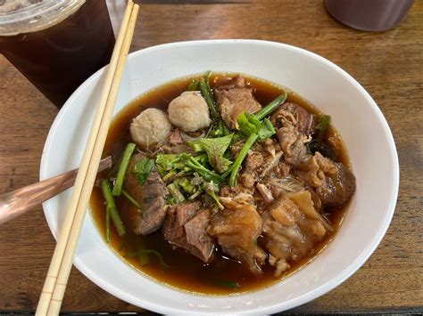 รีวิว มณีแดงก๋วยเตี๋ยวเนื้อตุ๋น สาขา เมเจอร์รัชโยธิน ก๋วยเตี๋ยวอร่อย ซอยอารีย์1