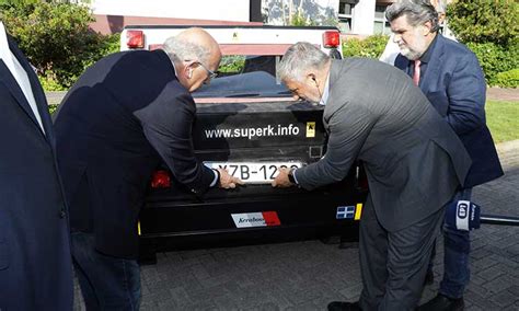 Αριθμούς κυκλοφορίας πήραν τα δύο πρώτα αυτοκίνητα που κατασκευάστηκαν