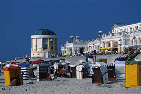 Strandpromenade und Strandkörbe Borkum Bild kaufen 70030049