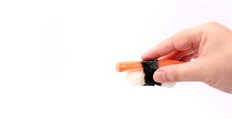 흰색 배경에 고립 된 게 막대기로 손으로 초밥을 골랐습니다 초밥에 대한 스톡 사진 및 기타 이미지 초밥 손 0명 Istock