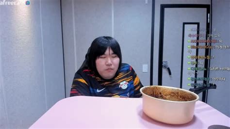 클립 Bbq신메뉴 크런치버터치킨모짜렐라치즈떡치킨 먹방 마빡 피파4 아프리카tv Vod