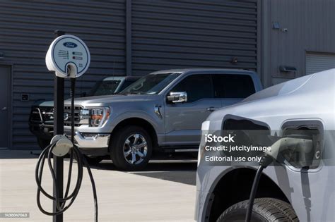 포드 F150 번개 디스플레이 포드는 F150 라이트닝 완전 전기 트럭을 프로 Xlt 라리아트 플래티넘 모델로 제공한다 0명에