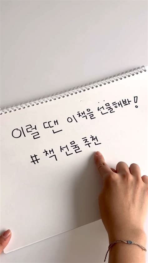 창비 오늘 3월 21일은 유네스코가 제정한 세계시의날 입니다 이를 기념하며 50여 년간 한국 문단을 빛내온 시인들의 첫 시집‘을 소개합니다 시인의 세계를 여는