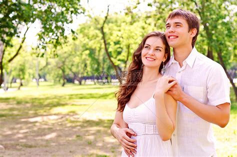 公园里的夫妻情侣微笑感情妻子丈夫快乐小伙子环境手臂女士女孩高清图片下载 正版图片320870827 摄图网
