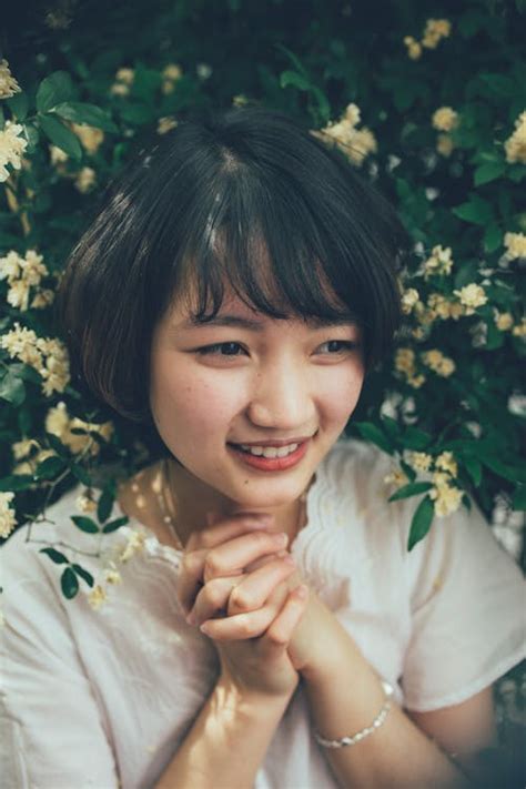 가벼운 갈색 머리 고요한 긍정적인 꽃 꽃무늬 꽃이 피는 라이프스타일 매력적인 미소 짓는 봄 사람 선명한