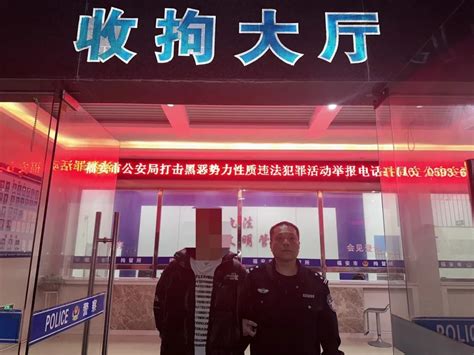 福建福安一男子“借酒装疯”多次当街辱骂民警，被拘9日直击现场澎湃新闻 The Paper