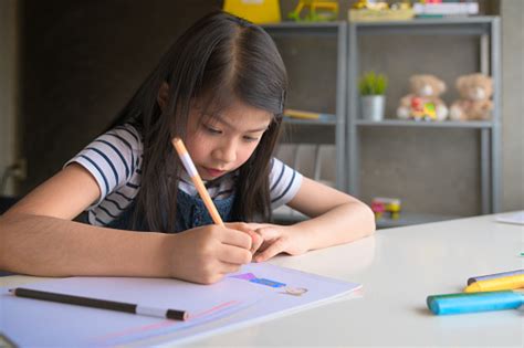 귀여운 작은 소녀 숙제를 하 고 책을 읽고 색칠 쓰기 및 그림 어린이 페인트 키즈 무승부입니다 미 취학 아동도 서 집 유아는
