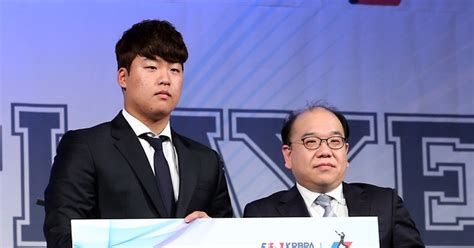 올해의 신인상 수상한 강백호 선수