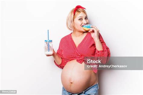 임신 중 먹는 방법 성인 모델은 정크 푸드를 먹는다 임신에 대한 스톡 사진 및 기타 이미지 임신 도넛 러시아 Istock