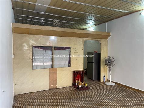 មានផ្ទះជាន់លើសម្រាប់ជួលនៅក្បែរផ្សារសេរីភាព បែមុខផ្លូវធំ តំលៃ 120 00 ក្នុង អូរឫស្សីទី ៣ ៧មករា