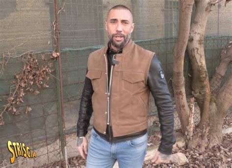 Striscia La Notizia Brumotti Nella Casa Dello Spaccio Di Prato