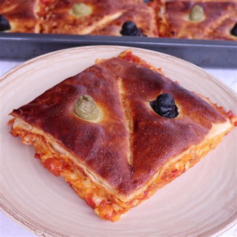 بيتزا كوكا بعجينة مورقة Pizza Couverte Avec Pâte Feuilletée بيتزا