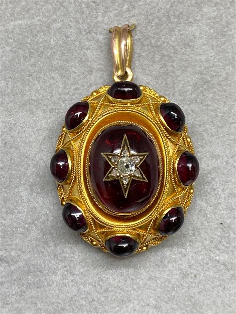 Antique 18k Yellow Gold Victorian Garnet And Starburst Diamond Locket