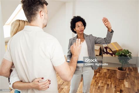 아프리카 계 미국인 부동산 에이전트 보여주는 아파트를 보여주는 판매 용 그녀의 고객 3 명에 대한 스톡 사진 및 기타 이미지