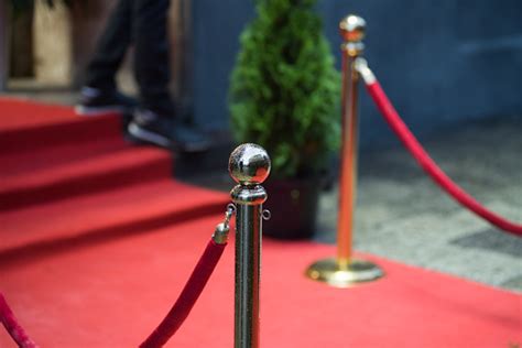 레드 카펫은 전통적으로 의식 및 공식적인 경우에 국가 의해 촬영 하는 경로 표시 하 고 최근 몇 십년 간에서 확장 되었습니다 Vip 및 유명 인사 공식 행사에서 사용 하