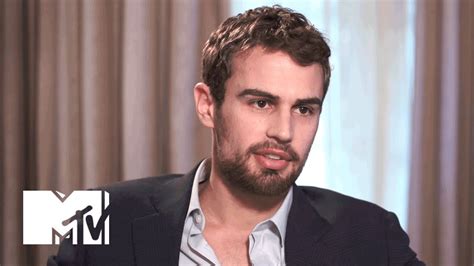 Theo James Talks About Sex Scenes W Shailene Woodley In ‘insurgent