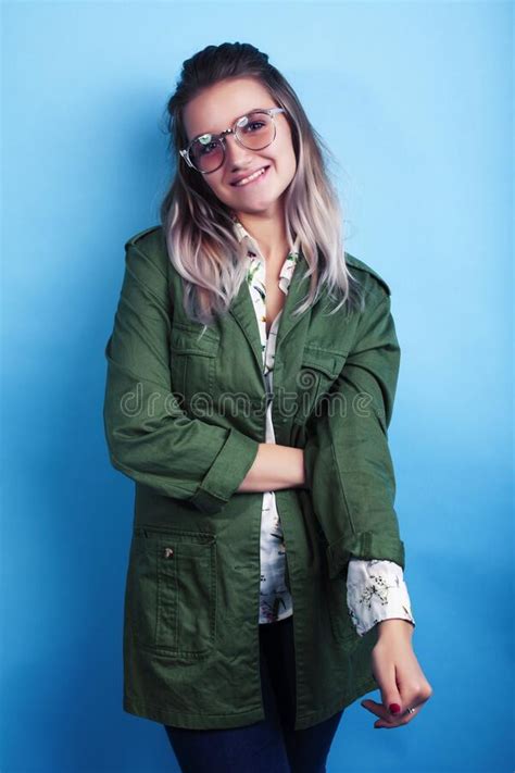 Jovencita Linda Posando Feliz Sonriendo En El Estilo De Vida De Fondo