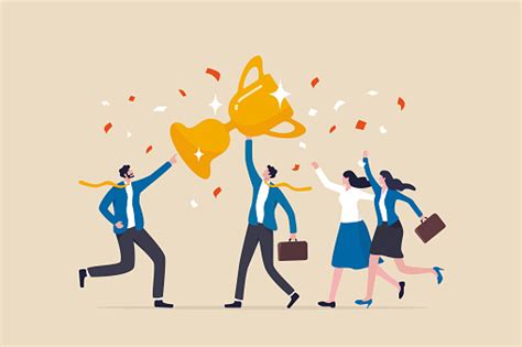 성공 작업 성취 또는 팀 승리 우승자 또는 리더십 경력 성공 또는 챔피언 축하 수상 개념 수상 즐거운 비즈니스 사람들 팀 동료는 트로피를 수상한 성공을 축하합니다 승리 동작